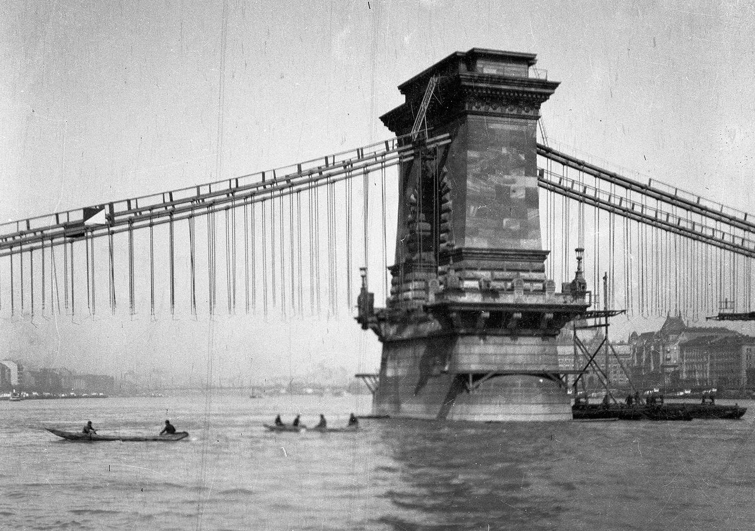 10 interesting moments in the history of the Chain Bridge - PHOTOS ...