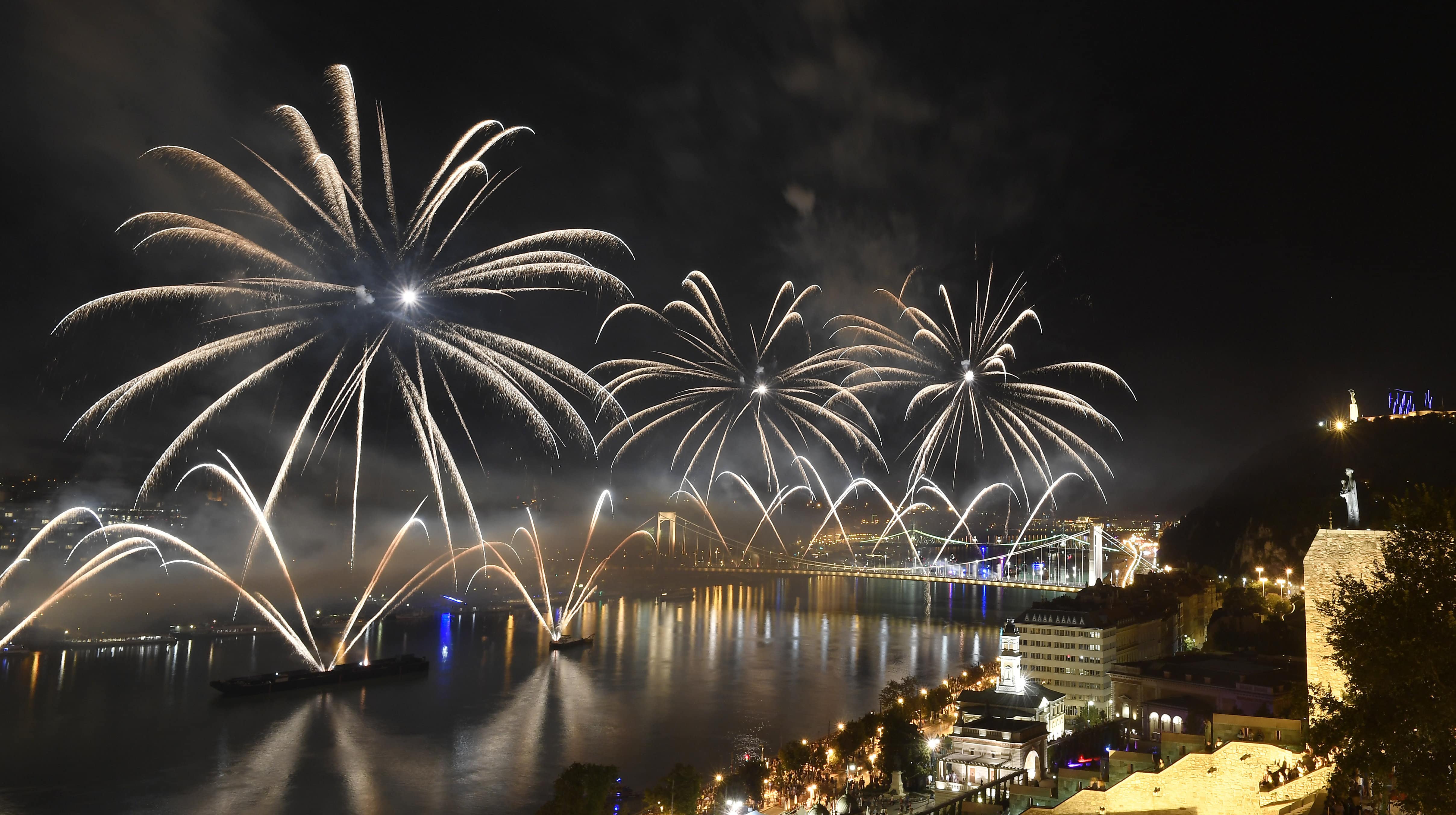 August 20 - Hungary celebrates with amazing fireworks! - PHOTOS - Daily ...