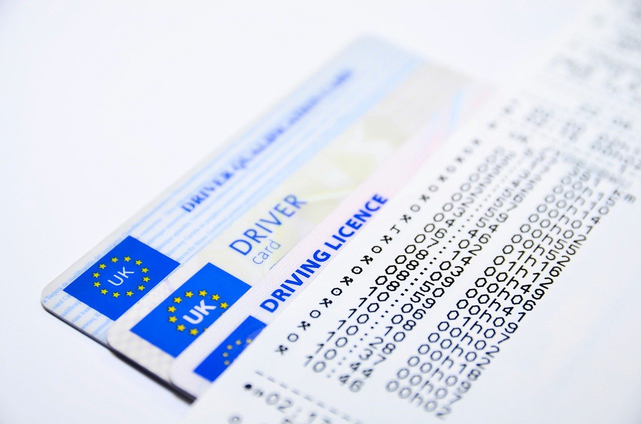 Hungarian couple made thousands of Euros by forging driving licenses ...