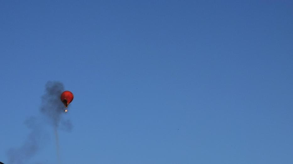 Deadly hot air balloon ride! Husband witnesses wife's death - Daily ...