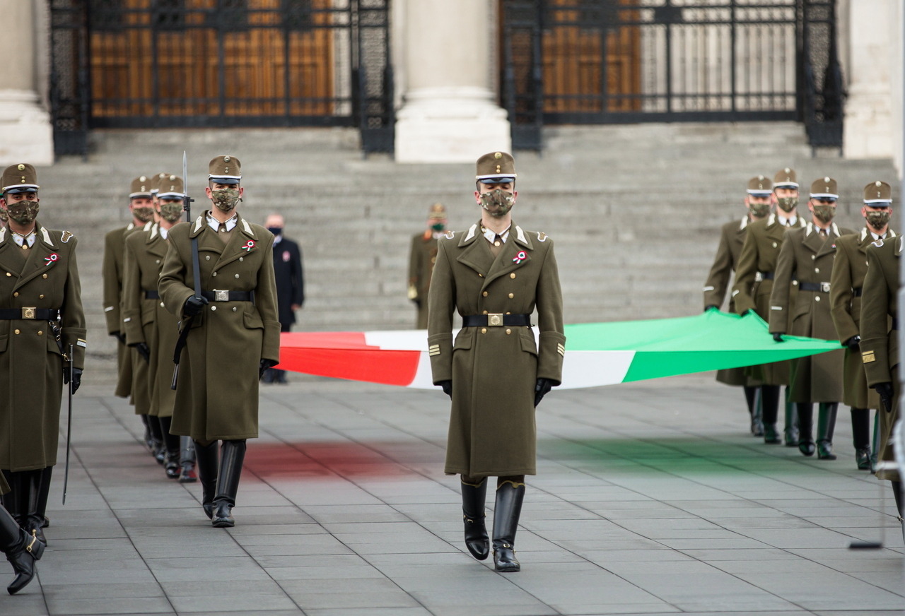 March 15 - National flag hoisted by Hungarian Parliament - PHOTOS ...