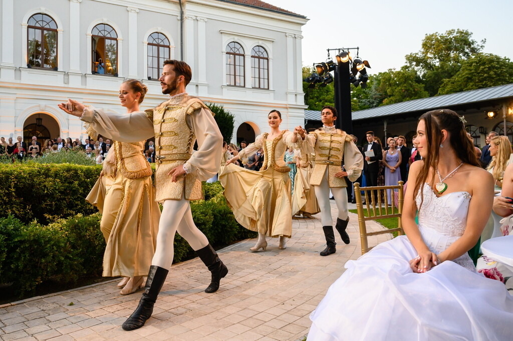 First-time baller beauty won the 196th Anna Ball — PHOTOS ...