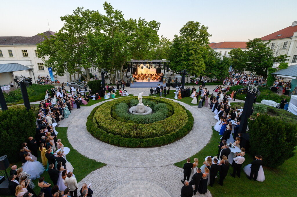 First-time baller beauty won the 196th Anna Ball — PHOTOS ...