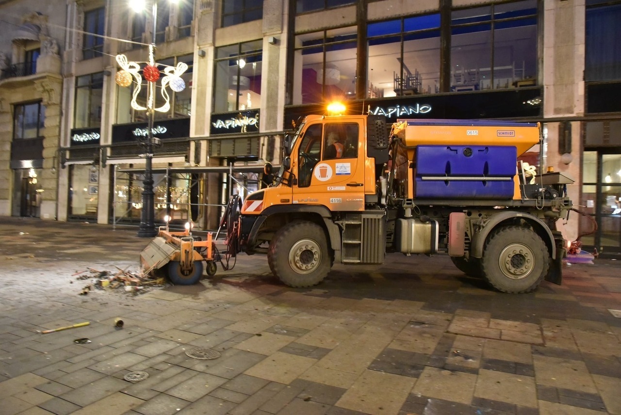 Estas personas mantienen limpia Budapest después de la Nochevieja
