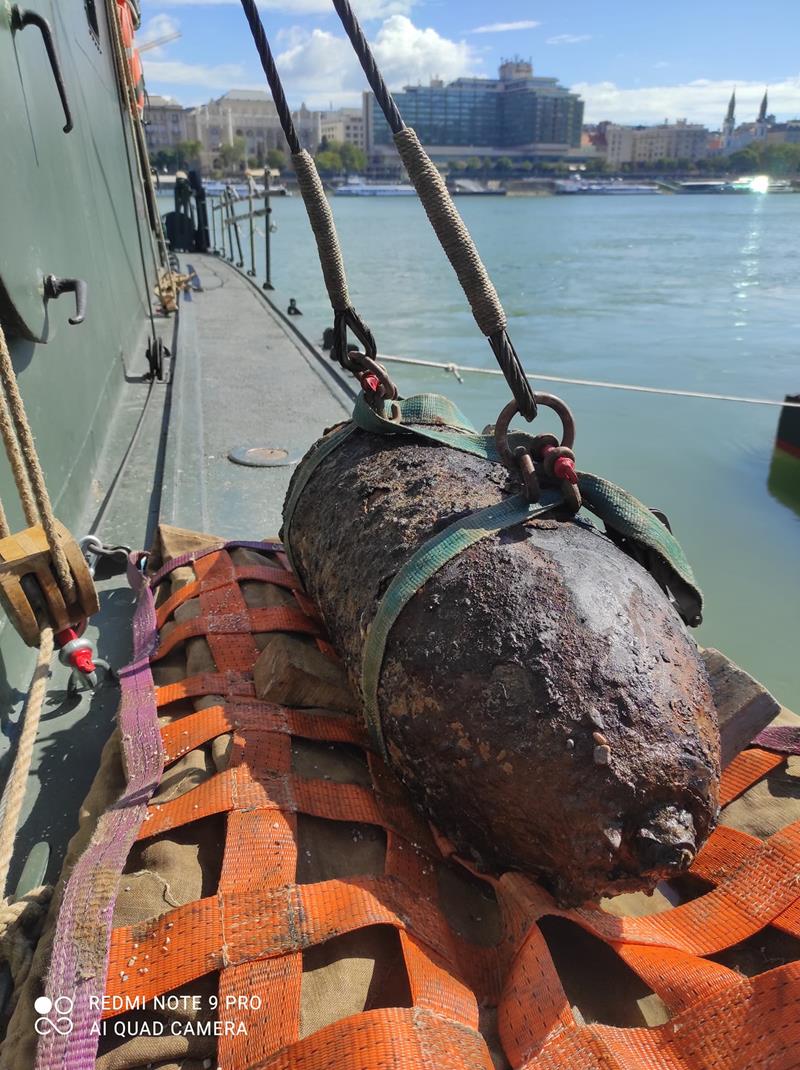 Photos: Soviet WW2 aerial bomb lifted from Danube - Daily News Hungary