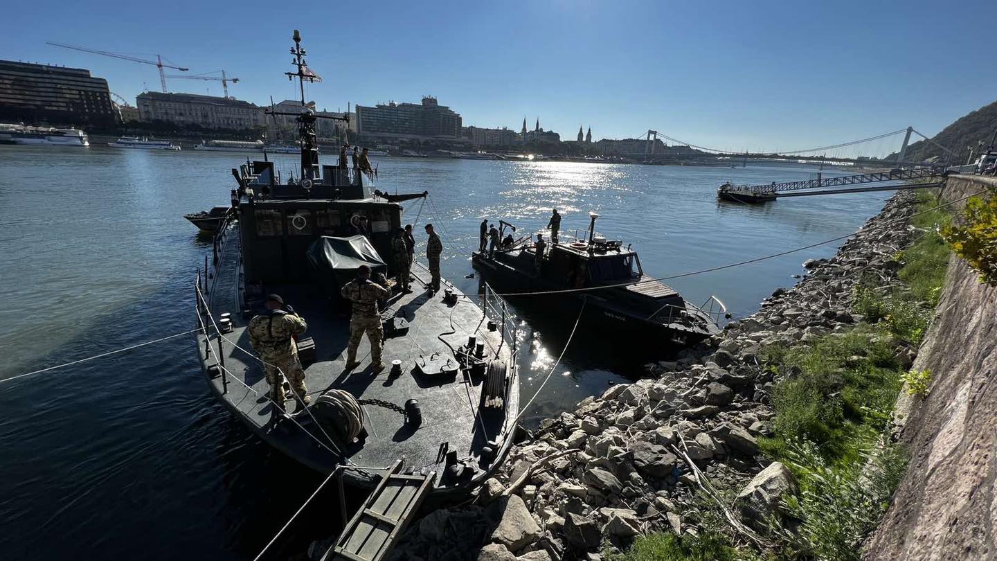 Photos: Soviet WW2 aerial bomb lifted from Danube - Daily News Hungary