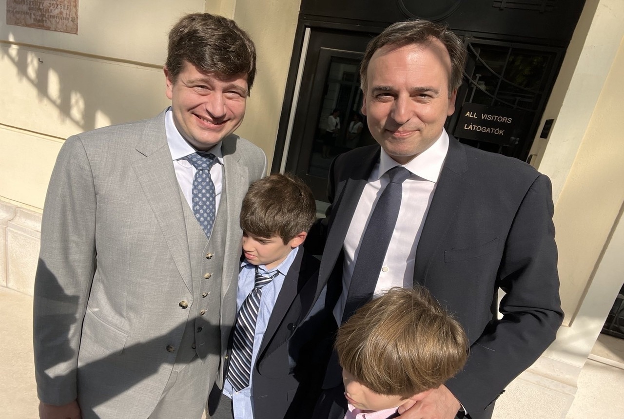 US Ambassador visits Hungarian President with his rainbow family ...