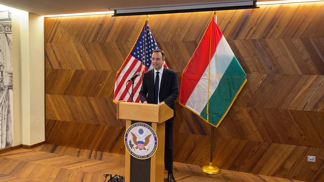 New US Ambassador arrives in Hungary, starts his speech in Hungarian ...