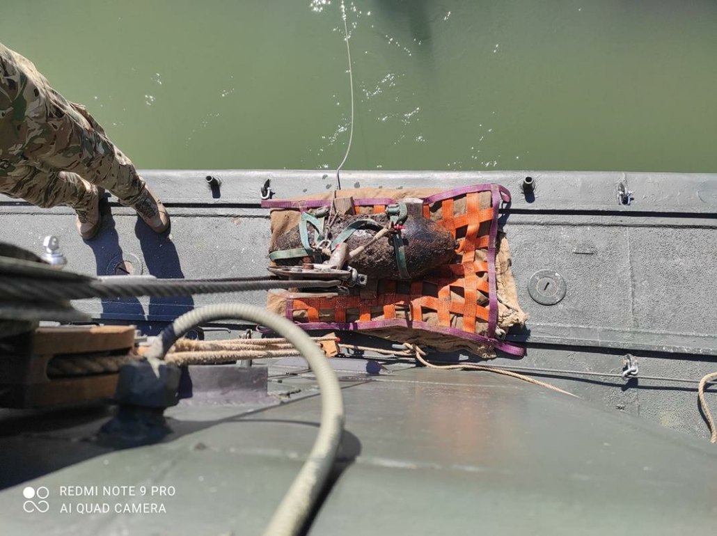 Photos: Soviet WW2 aerial bomb lifted from Danube - Daily News Hungary