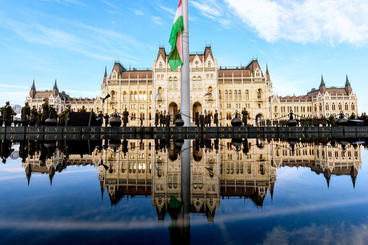 FOTOS — La bandera ondea a media asta frente al Parlamento en honor a ...