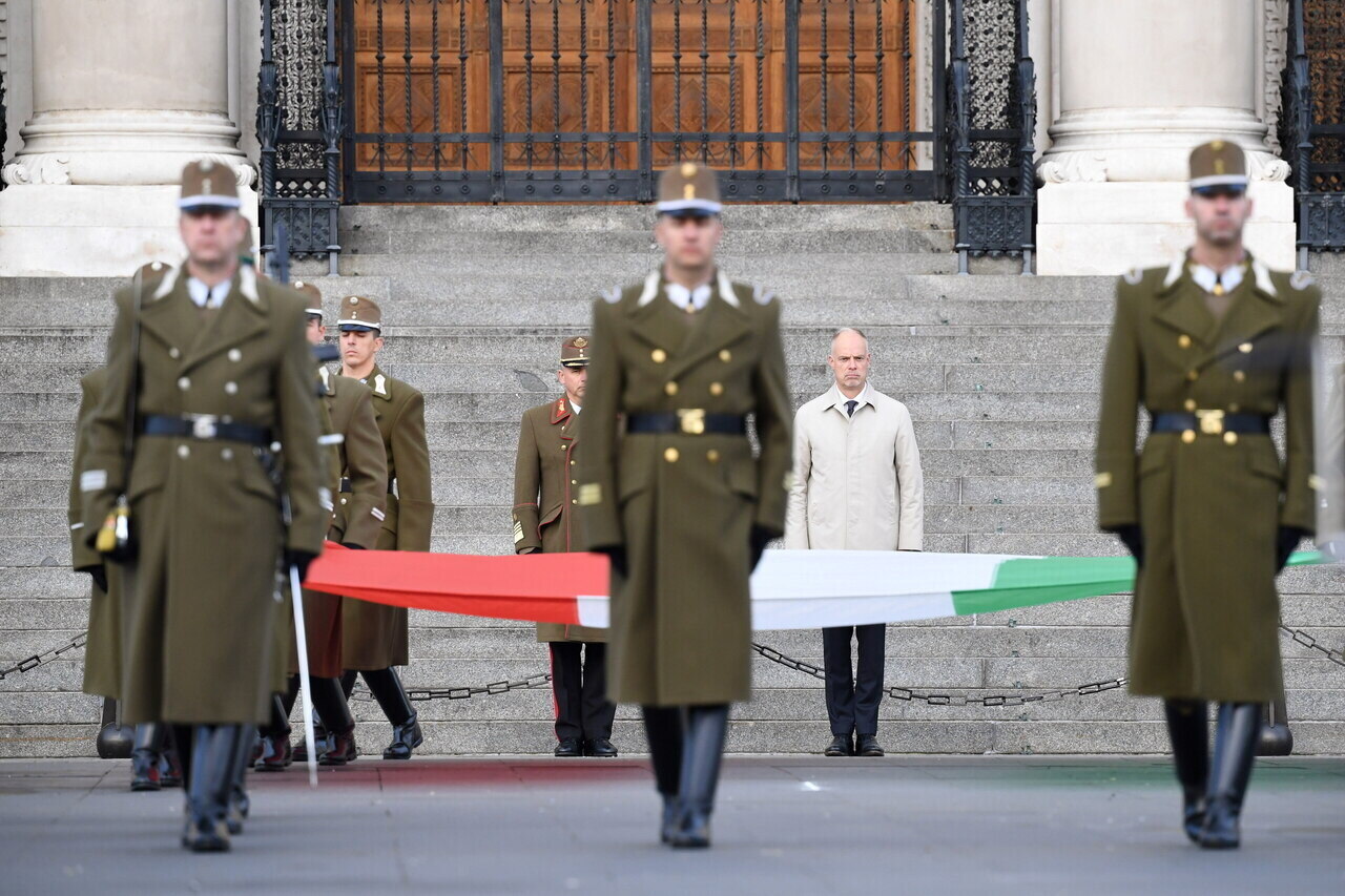 PHOTOS — Flag lowered to half-mast in front of Parliament in honour of Arad martyrs - Daily News ...