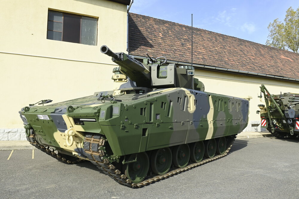PHOTOS, VIDEO: Hungary's brand new infantry fighting vehicles are ...
