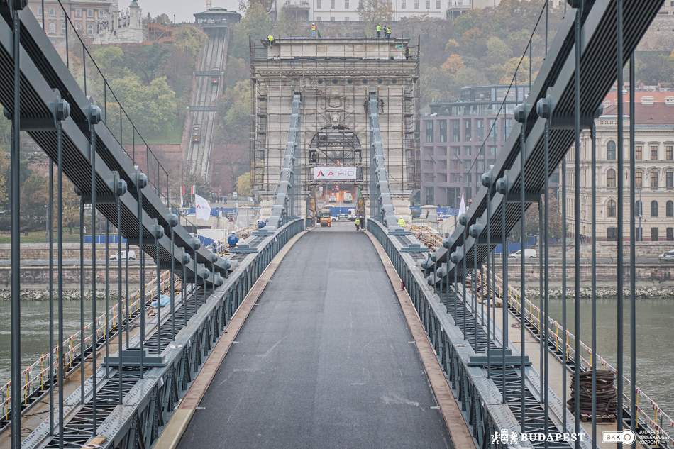 Asphalt paving on Budapest's iconic Chain Bridge completed in one day ...