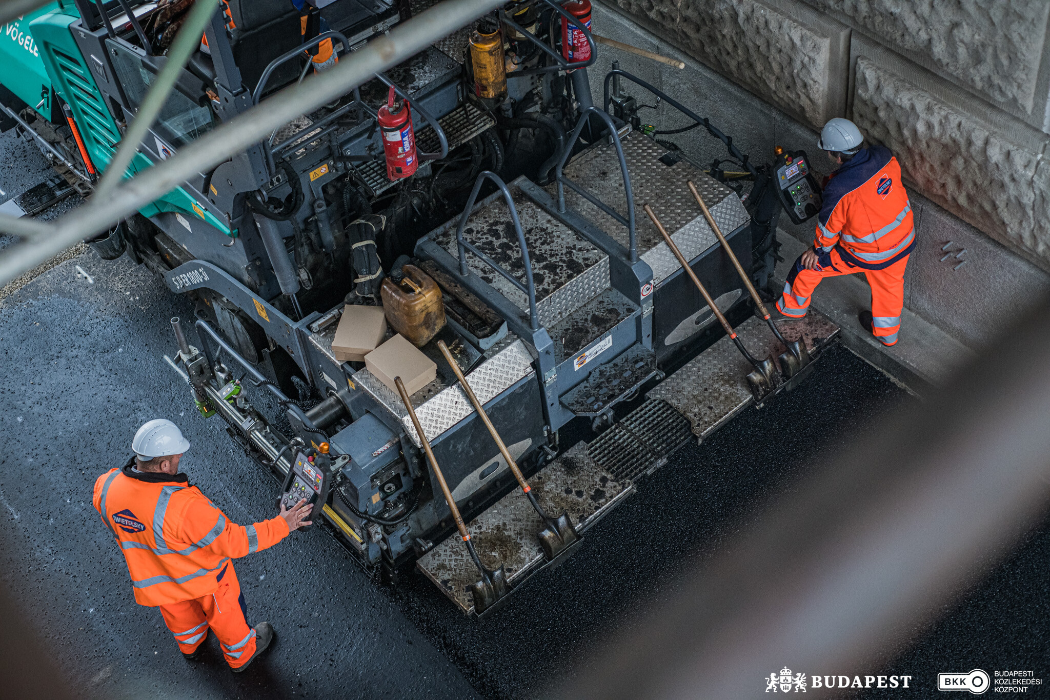 Asphalt paving on Budapest's iconic Chain Bridge completed in one day ...