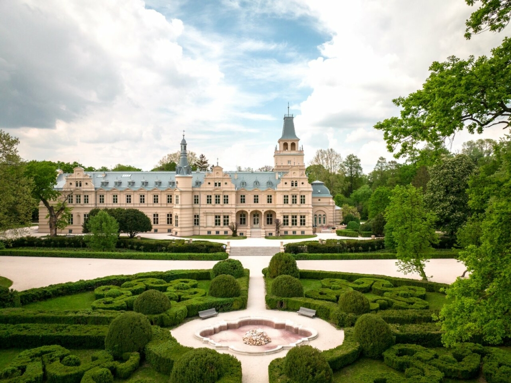 Have a look at these real-life fairytale castles in Hungary - PHOTOS ...