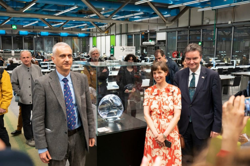 Admiring a Hungarian invention in Paris: the world's largest one-piece ...