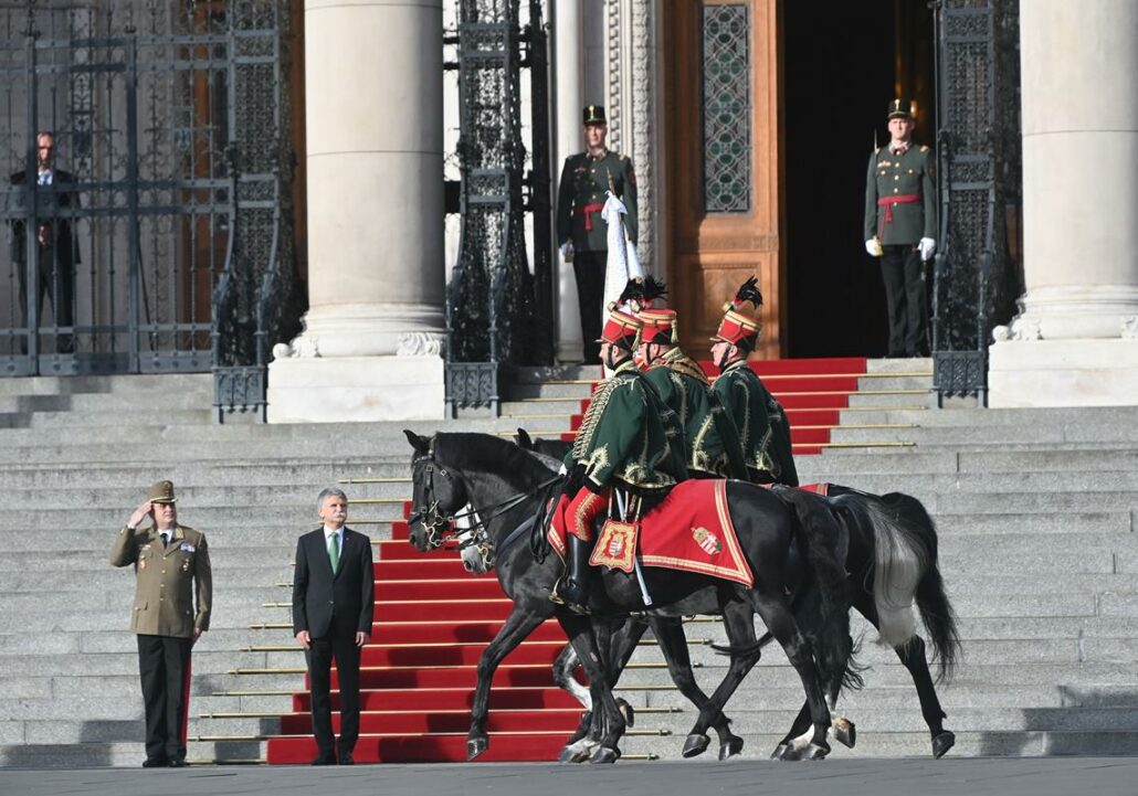 Hungarian National Day: national flag is raised in front of the Parliament - Photos - Daily News ...