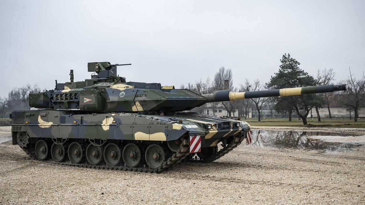 Inauguran os primeiros tanques Leopard 2A7 e Leguan 2HU na base de Tata ...