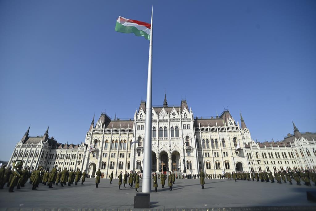 PHOTOS: Hungarian national flag raised marking 15 March celebrations - UPDATED - Daily News Hungary