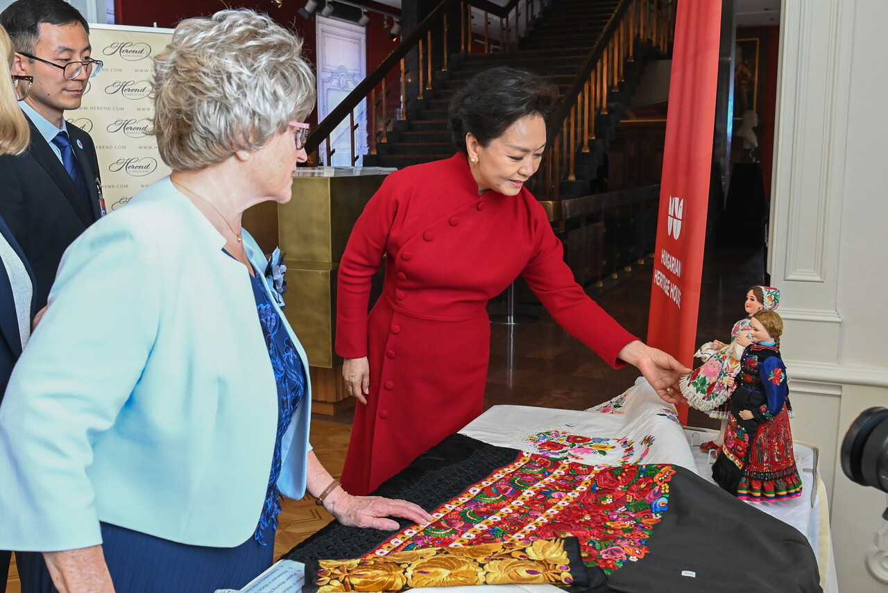 Peng Liyuan visits Hungarian-Chinese bilingual school - DailyNewsHungary